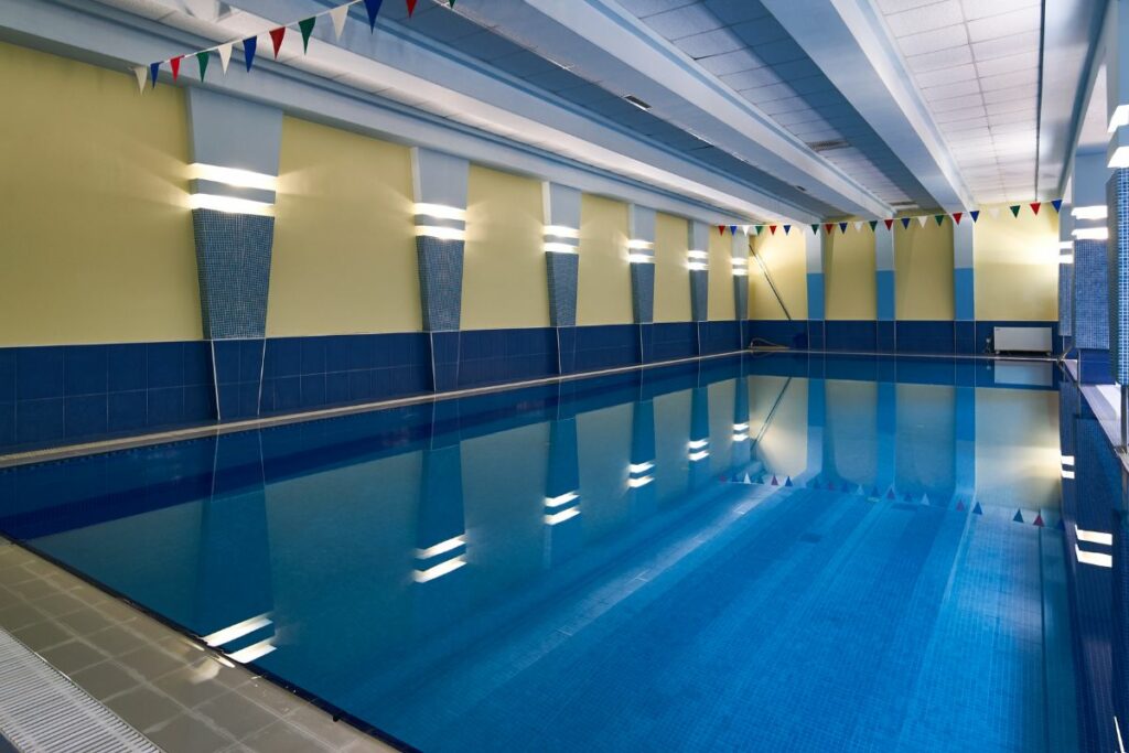 Top 10 NYC Gyms With Swimming Pools – Rate Your Burn