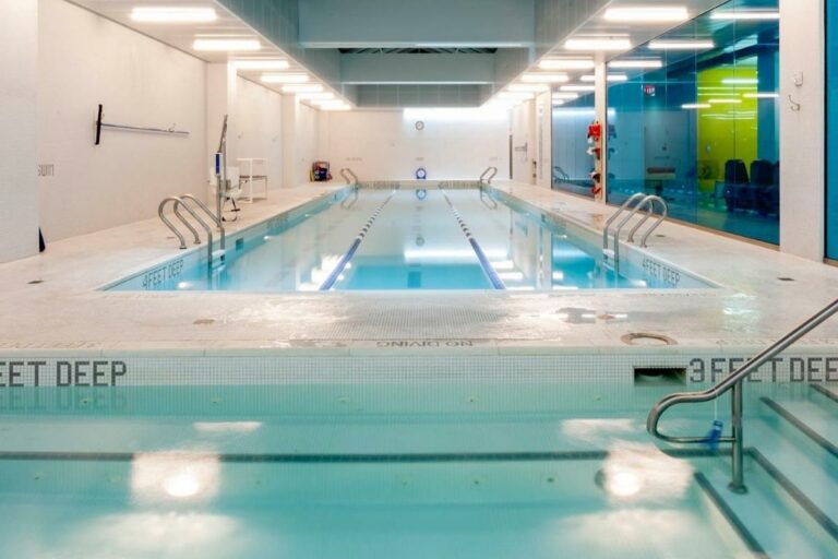 Top 10 NYC Gyms With Swimming Pools – Rate Your Burn